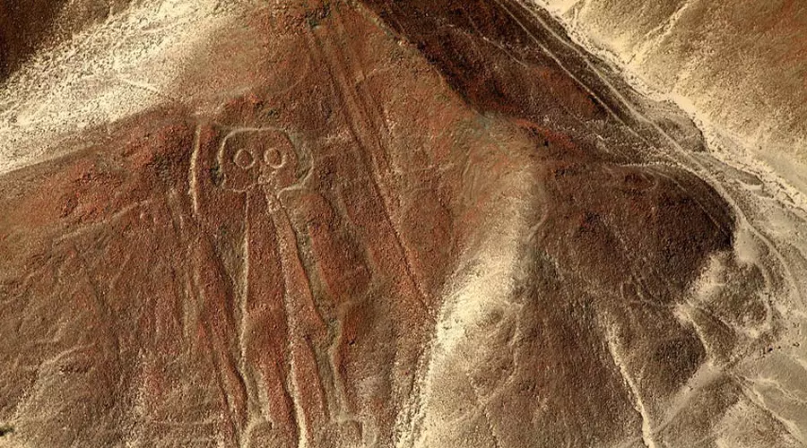 „Nazca Lines“ Senovinių piešinių serija, kurią galima atskirti tik nuo paukščio skrydžio, mokslininkus ilgai glumino. Nazkos kultūrai pavyko sukurti unikalius petroglifus, nors iš tikrųjų ji net neturėjo žinoti, kaip jie atrodo. Viena iš įprastų ufo teorijų rodo, kad „Nazca“ petroglifai yra ne kas kita, kaip kosminių laivų kilimo ir tūpimo takai.