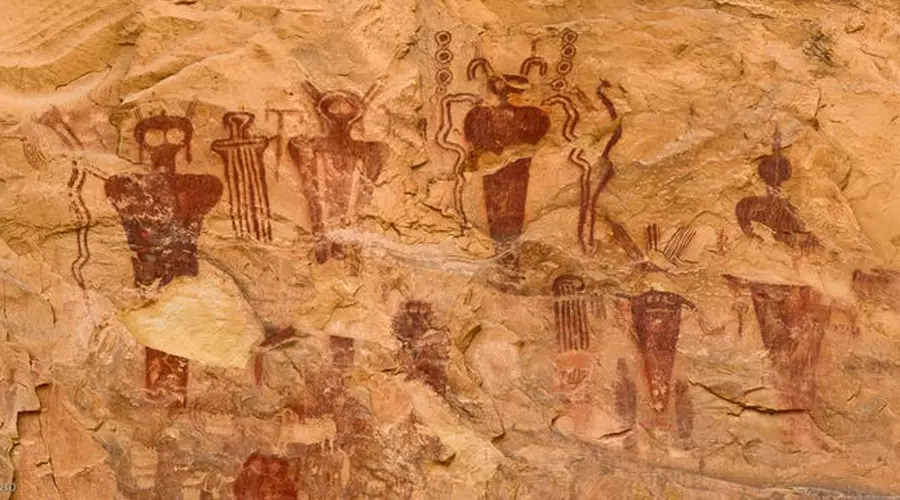 Rotstekeningen D'r binne hûnderten ûnferklearbere stiennen yn grotten rûn de wrâld. In poerbêst foarbyld fan paleokontakt leit yn it Sego Canyon -gebiet, Utah. Wittenskippers datearje de pleatslike tekeningen al yn 5000 f.Kr. Undertusken, yn tsjinstelling ta wat oars, wurde hjir frjemde skepsels ôfbylde mei grutte lichems en enoarme hollen en eagen dy't út 'e himel diene om har eigen stammen te meitsjen. Ditselde ferhaal wurdt oer de heule wrâld werhelle, fan Sina oant Jeropa.