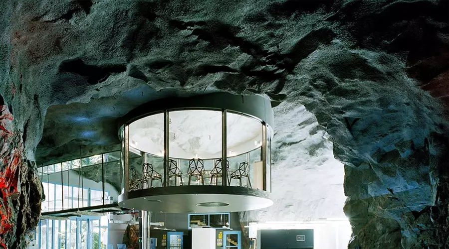 Bunker Pionen Još jedno zamislilo Hladnog rata, bunker Pionen izgrađen je u Stockholmu kako bi zaštitio vladu od mogućeg nuklearnog napada. Tada je koncern Bahnhof kupio ugodno mjesto i pod zemljom izgradio najsigurniji podatkovni centar na svijetu.