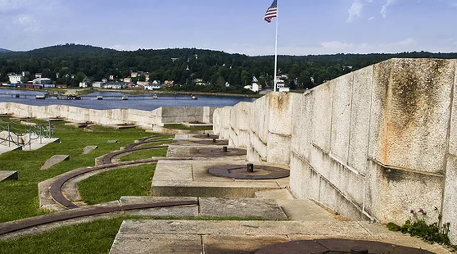 Fort Knox Eng ganz Arméi vu bewaffnete Raiber konnt de berühmte Fort Knox net geklaut hunn. Hei gëtt net nëmmen d'US Goldreserve behalen, awer och all déi wichtegst historesch Dokumenter vum Land.