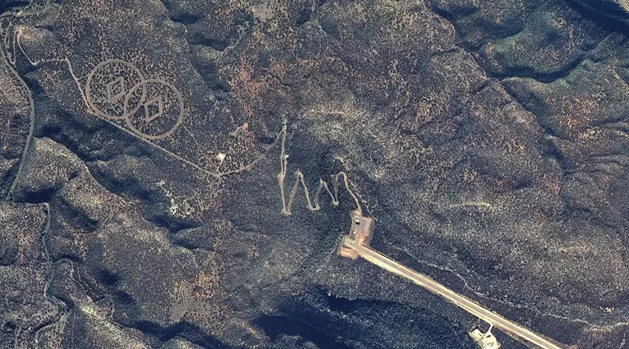 Scientology Base Mbali katika jangwa la New Mexico, Wanasayansi wamejenga msingi wa siri na salama. Hakuna anayejua ni nini haswa kilichofichwa hapa, kwani ni washiriki wa juu kabisa wa dhehebu wanaruhusiwa kuingia ndani.