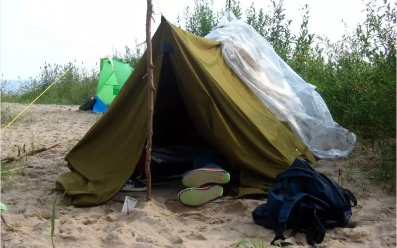 Tenda Sing saha jalma anu langkung kabeneran ngagaduhan ténda tina parachute anu dipecat - aranjeunna langkung enteng sareng langkung raoseun tibatan monster anu didamel tina tarpaulin (sakitar 12 kg), anu kedah ditarik ku sadayana. Sanaos kasulitan anu aya hubunganana sareng pamasanganana, ténda gable sapertos kitu raoseun pikeun kahirupan kémping.