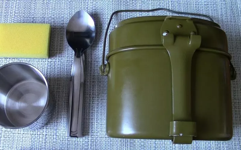 Pentola da viaggio Le pentole da cucina erano per lo più militari. Convenientemente, utilizzando la pentola stessa per la cottura delle zuppe, il suo coperchio potrebbe essere contemporaneamente adattato a padella. In generale era una cosa indispensabile per l'escursionismo, anche per poco tempo.