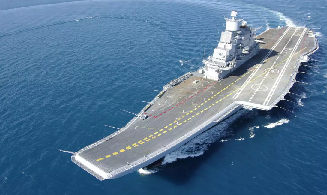 INS Vikramaditya Costas: $ 2.35 billiún Is iompróir aerárthaigh aicme Kiev é Vikramaditya a fuair an India ón Rúis. Cosnaíonn na modhnuithe a d’iarr na ceannaitheoirí cúpla deich milliún breise dollar - ach leis na nialais go léir curtha leis, níl sé sin chomh mór sin. Tá iompróir an aerárthaigh in ann níos mó ná tríocha aerárthach comhraic a iompar agus suas le 2,000 duine a thógáil ar bord.