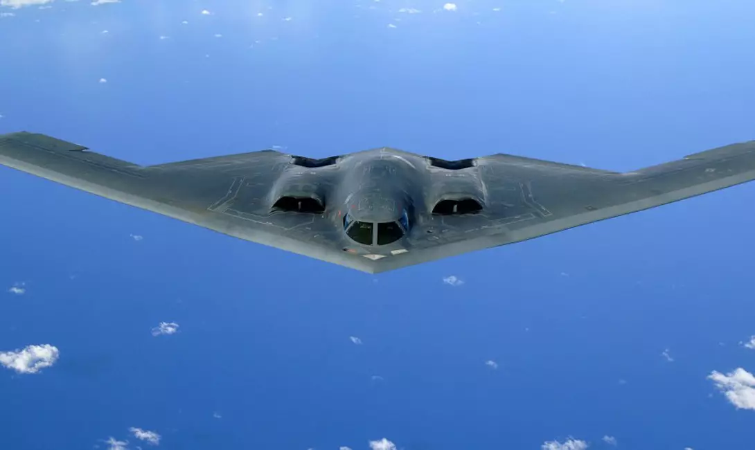 „B-2 Spirit“ kaina: 2,4 mlrd. USD Šiek tiek pasenęs, bet vis dar labai brangus slaptas bombonešis „B-2 Spirit“ skirtas taktiniams branduoliniams smūgiams prieš tolimas priešo pajėgas. „B -2“ sugeba nešti 16 branduolinių užtaisų dovaną 6000 jūrmylių atstumu, neišleisdamas nė lašo - tam, žinoma, padeda specialiai sukurta radaro išsisukimo technologija.