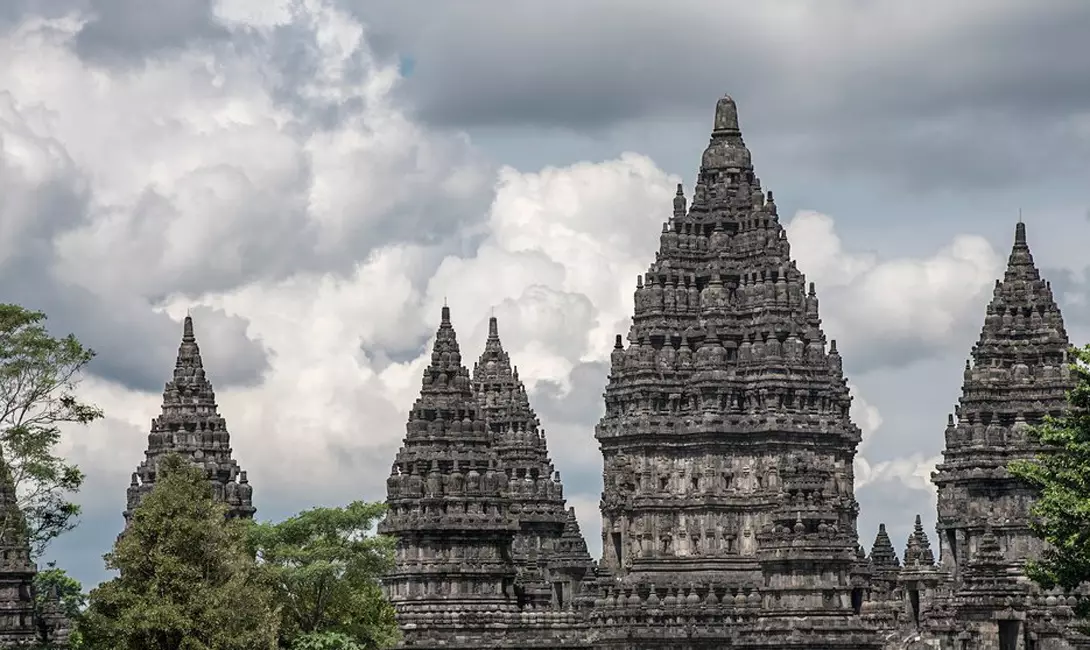 Prambanan Central Java, Indonesien Prambanan besteet aus dräi Haaptgebaier (fir Vishnu, Brahma a Shiva) an Honnerte vu méi klenge Schräiner, déi all helleg hinduistesch Texter mat komplizéierte Schnëss vermëttelen.