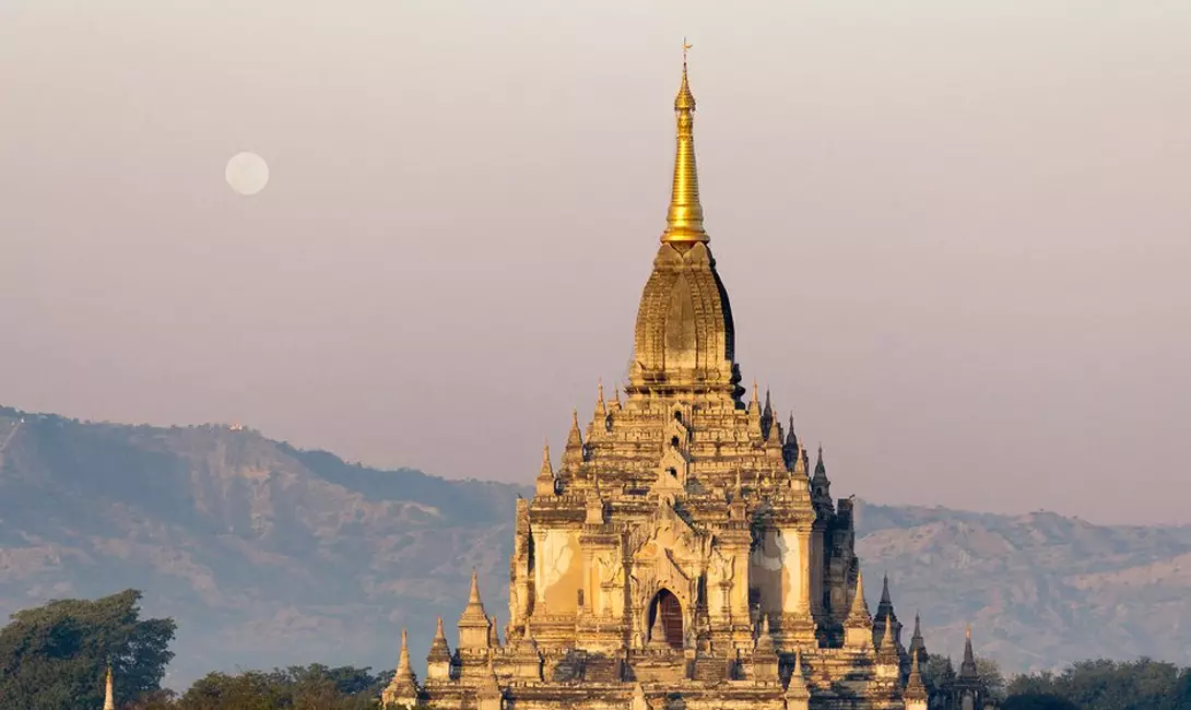 Gavdavpalin Bagan Tempel, Myanma Ee vun de schéinste Attraktiounen a ganz Myanmar. Dëse wonnerschéinen Tempel ass méi wéi aachthonnert Joer al!