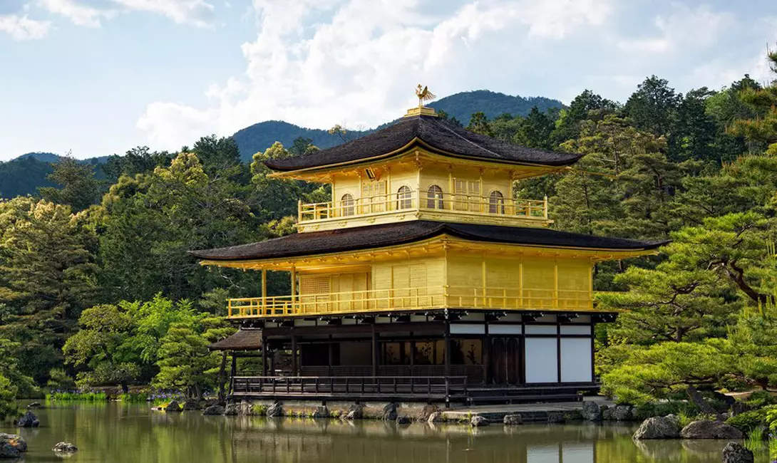 Kinkakuji Tempel Kyoto, Japan Kyoto ass gefëllt mat erstaunlech Beispiller vun der japanescher klassescher Architektur, awer et gëtt keng bemierkenswäert touristesch Destinatioun wéi dëst. Verherrlecht vum Akutagawa, de Gëllene Tempel wäert fir ëmmer hei stoen - also, op d'mannst, versécheren d'Guiden.