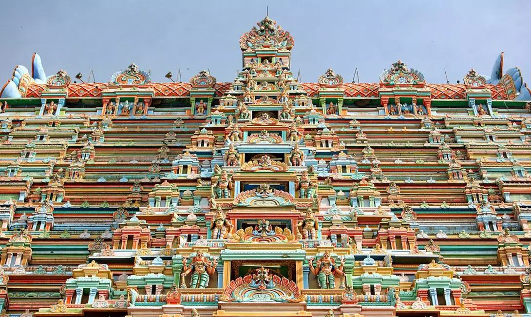 Sri Rangatatswami Srirangam, Indien An der Welt vu wäisse a gëllene Kierchen gesäit de Sri Rangatatswami, mat senge graziéis an helle Faarwen, aus wéi eng agreabel Ausnahm.