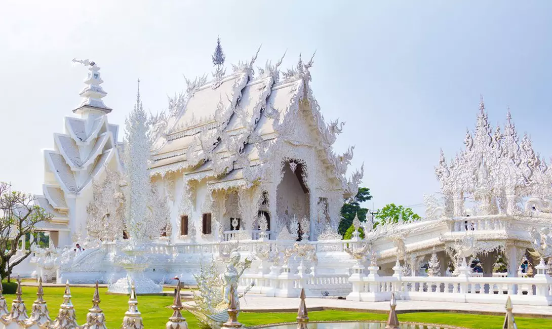 Wat Rong Hung Chiang Rai, Thailand De bekanntste Tempel vum Chiang Rai geléngt gläichzäiteg schéin an intimidéierend ze sinn. Pure, schnéiwäiss, et klëmmt ënner de Steenbilder vun demoneschen Entitéiten.