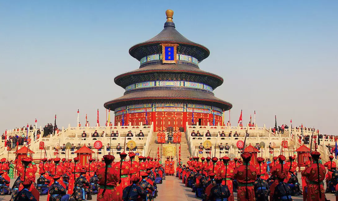 Temple of Heaven Beijing, China De Beijing Temple of Heaven ass eng vun de populäerste Schräiner vun der Welt. Et gouf am 15. D'Mass vu Meditatoren ass eng allgemeng Vue, onbehënnert vum konstante Flux vun Touristen.