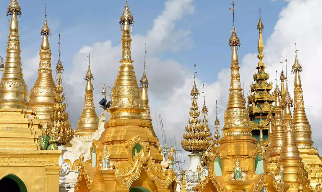 Amritsar Gouden Tempel, Yndia Dizze 16e ieuske timpel is de basis fan 'e Sikh -religy. De Gouden Tempel leit op in keunstmjittich eilân, hoewol fanôf in ôfstân it liket as syn struktueren direkt op it oerflak fan it wetter dreame.