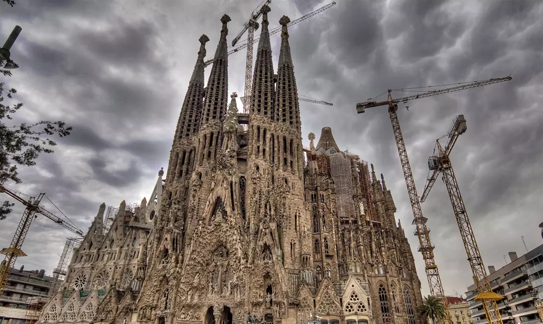 Sagrada Familia Barcelona, ​​an Spáinn Meastar go bhfuil an Sagrada Familia, La Sagrada Familial, ar cheann de na léirithe is neamhghnách den Athbheochan Gotach. Rinne a chruthaitheoir, an t-iomráiteach Antoni Gaudí, iarracht an mothú go raibh sé ag guí i bhforaois cheart a chorprú sa chuairteoir - agus d’éirigh leis. Leanfaidh tógáil na hardeaglaise ar feadh cúpla scór bliain eile, ach is féidir breathnú air anois.