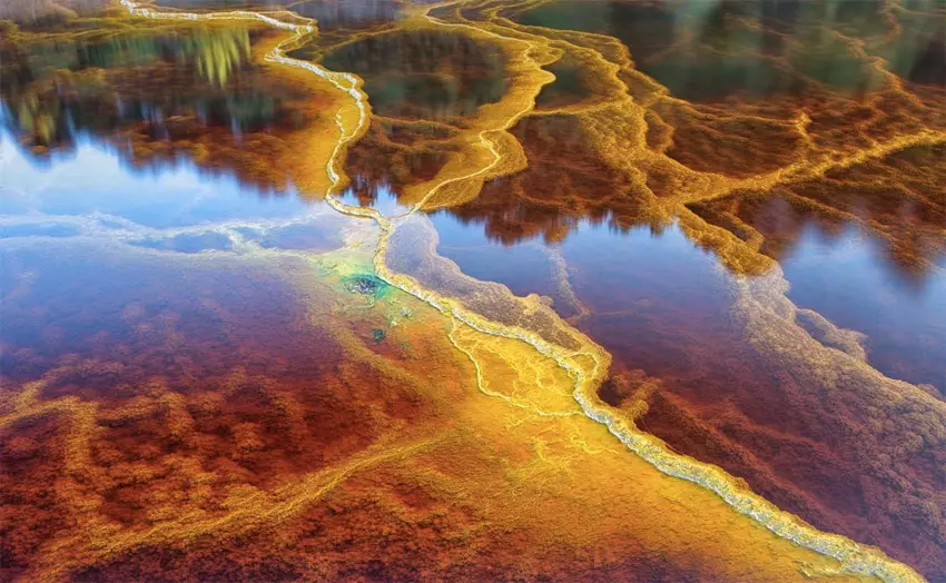 Rio Tinto, Spanje Die waters van die rivier is rooi gekleur. Dit is te wyte aan die hoë konsentrasie van koper en yster en die suurheid van die water. Vir 'n paar honderd jaar word mynbou in die boonste dele van die rivier uitgevoer, wat tot die besoedeling van die rivier gelei het. Daar is geen vis in sy bytende water nie, so maak nie saak hoe warm dit is nie, jy kan nie eers jou voete in hierdie reservoir natmaak nie.