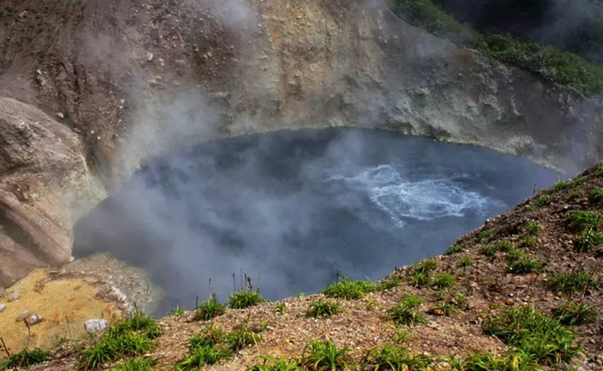 Boiling Lake, Dominica Questo lago potrebbe benissimo essere diventato un luogo di villeggiatura termale, se non per una cosa: la temperatura dell'acqua nel serbatoio varia da 82 a 91,5°C. Non solo è sconsigliato fare il bagno nel lago, ma è vietato anche avvicinarsi. A causa dei getti di aria calda e lava, che periodicamente fuoriescono dalle viscere, puoi semplicemente bollire vivo.