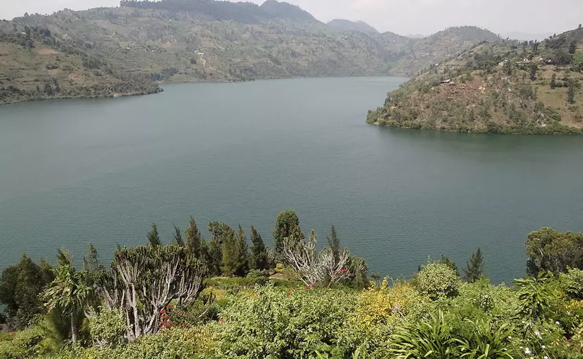 Kivu, Africa Ang patag, asul nga ibabaw sa reservoir sa tinuod naglimbong. Ang linaw usa ka bomba nga tinuod nga oras: labaw sa 250 km³ sa carbon dioxide ug mga 65 km³ nga methane ang natago sa ilalum sa kolum sa tubig. Ang linaw nakit-an sa usa ka guba nga walog nga anam-anam nga mitubo, hinungdan sa kalihokan sa bulkan, nga sa baylo mahimo’g hinungdan sa pagbuto. Ang katapusang pagbuto sa bulkan sa lugar hinungdan nga ang tubig sa reservoir nagbukal ug ang isda gibukal nga buhi.