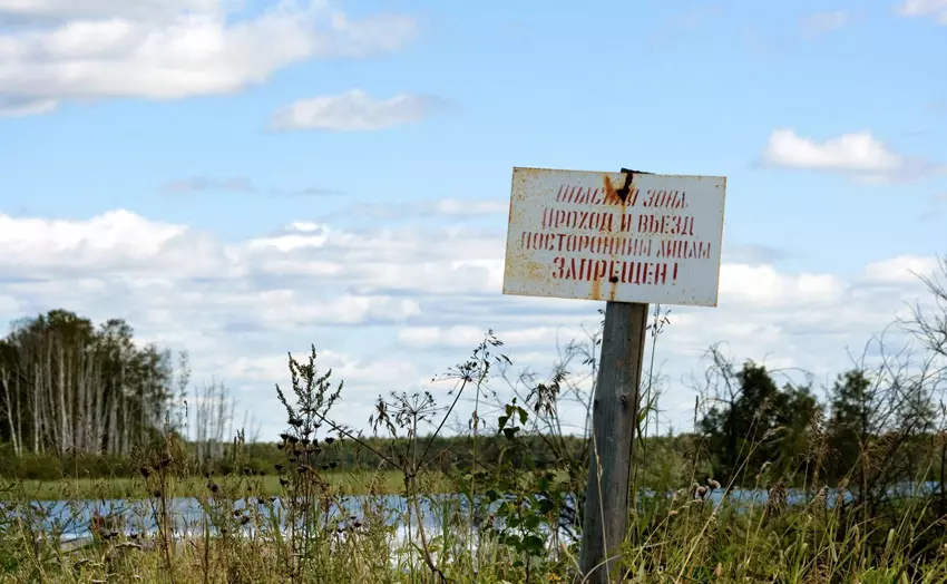 Karachay, Rusia Ti saprak Oktober 1951, limbah radioaktif cair parantos dikubur dina waduk anu saé di daérah Chelyabinsk. Kinten-kintenna, dugi ka ayeuna, sakitar 120 juta kari bahan radioaktif parantos akumulasi di danau. Dina 2015, éta direncanakeun pikeun ngeusi lengkep danau, tapi sanajan tindakan ieu henteu tiasa nyegah kontaminasi radioaktif cai bawah tanah di rohangan bawah tanah, anu tiasa dijantenkeun salaku salah sahiji sumber katuangan pikeun badan cai anu paling caket.