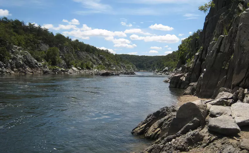 IPomomac River, eU.SA Akukho kulahlwa kwenkunkuma okanye ukulahlwa kwenkunkuma eqhumayo kulo mlambo. Kuyingozi ngenxa yemisinga eyomeleleyo engaphantsi kwamanzi. Ngokudibeneyo kunye neengxangxasi kunye neengxangxasi, ezi ndawo zibonakala zizolile zigcwele isoyikiso esibulalayo, esithi minyaka le sibambe inqwaba yobomi babalandeli bamanzi abagqithisileyo.