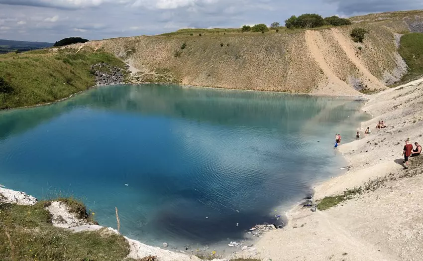 Блакитна лагуна, Великобританія Перед березовими водами закинутого кар'єру складно встояти. Але як би не був високий спокуса, купатися тут не варто. Гарний колір вода отримує через вапнякових скель, рівень же рН води складає 11.3, що може викликати роздратування шкіри і очей, грибкові інфекції або проблеми зі шлунком.