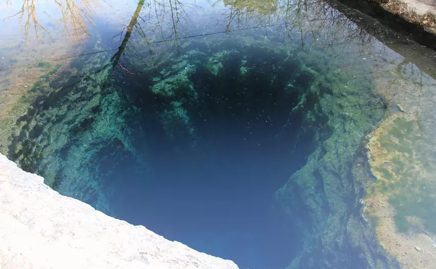 Jacob's Well, USA Una grotta sottomarina con un diametro di 4 metri attrae migliaia di subacquei ogni anno. Sott'acqua ci sono diverse grotte collegate da stretti passaggi che molti avventurieri vogliono esplorare. Ma per quanto bello sia il pozzo, è altrettanto pericoloso: i corridoi sottomarini hanno già mietuto la vita a 8 subacquei.