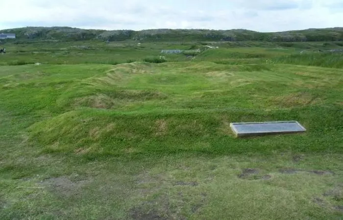 Vinland Sulod sa daghang siglo, ang istorya nga ang mga Viking ang una nga nakaabut sa North America giisip nga usa ka kasugiran lamang. Tinuod, nakit-an sa mga istoryador ang dili direkta nga sinulat nga ebidensya: pananglitan, sa 1073, si Adam sa Bremen nagsulat sa hari sa Denmark nga si Sven Estridson nga ang mga Jomsvikings naglangoy tabok sa Dagat Atlantiko. Ang pagkumpirma sa istorya nakit-an kaniadtong 1960, sa dihang nakutkutan sa mga arkeologo ang usa ka puy-anan sa mga amihanang manggugubat sa isla sa Newfoundland.