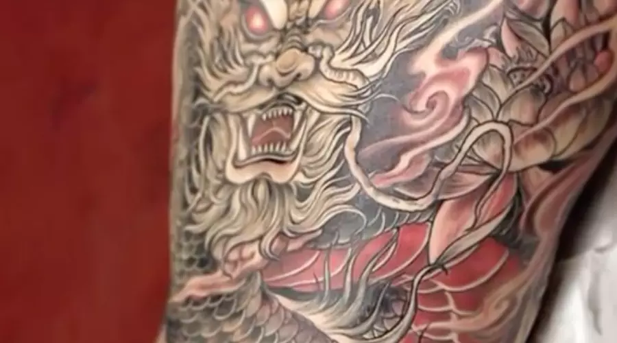 Dragons and Samurai Tattoo pro Japonce je stále hlavním symbolem yakuzy. Tady prostě není zvykem znehodnocovat kůži inkoustem: tetovaní lidé například nesmí ani do veřejných lázní. Turistům bude nemožné vysvětlit, že si toto tetování vyrobili jen pro sebe.