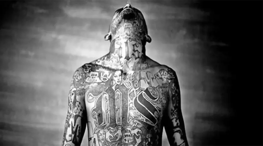 MS13 Această bandă este considerată una dintre cele mai violente din Statele Unite. În cultura grupării, există o serie de tatuaje speciale care sunt foarte descurajate pentru oamenii obișnuiți. Membrii MS13, crezând că au de-a face cu un impostor, ard desenul cu benzină.