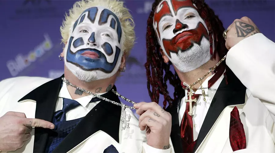 Simbol grup Terkadang orang siap untuk kegilaan apa pun demi idola mereka. Jadi, Joe Swantesson yang berusia tiga puluh tahun membuat tato band favoritnya, Insane Clown Posse. Namun, simbolisme ini agak berbahaya di lingkungan marjinal dan Joe yakin akan hal ini di kulitnya sendiri: pria itu diserang oleh anggota kelompok jalanan, percaya bahwa dia tidak layak untuk ditato. Hasilnya adalah rahang yang patah dan bagian pola yang terpotong pada kulit.