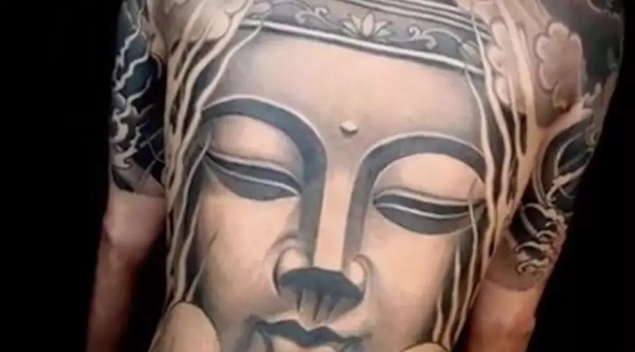 Buddha Poyamba, tattoo ya Buddha ilibe vuto lililonse. Komabe, kudera la Sri Lanka, osati chithunzi chokha, komanso dzina la woyera pathupi limakhala vuto lalikulu kwa alendo. M'malo mwake, m'zaka zaposachedwa, olamulira adzikolo adachotsa mobwerezabwereza "zopaka utoto" zoterezi.