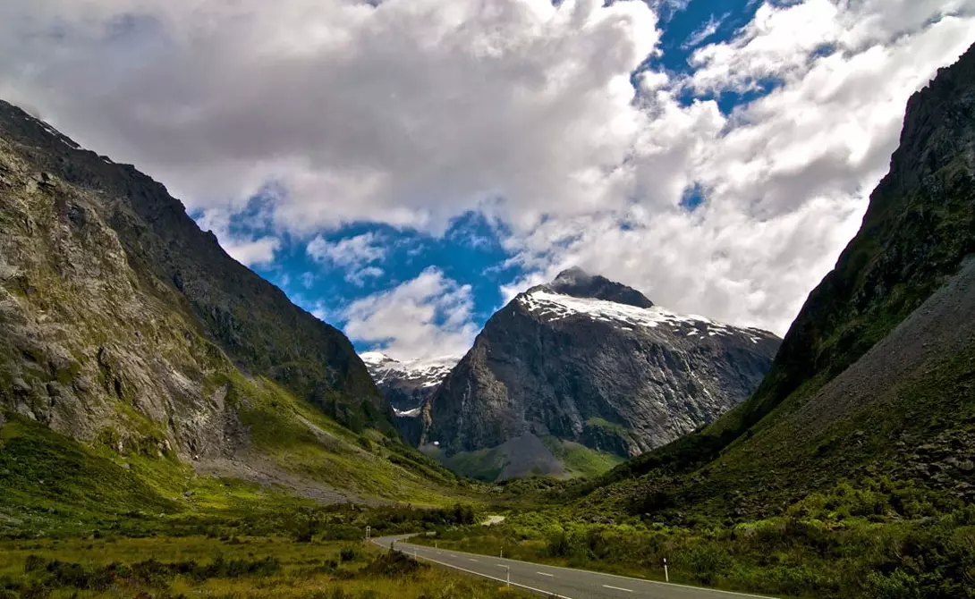 Milford Road Nov-Zelando Milford Road pasas tra Nacia Parko Fiordland, Monda heredaĵo de Unesko. Ekzistas ankaŭ migraj vojoj, adresitaj al tiuj, kiuj pli ŝatas la spegulan reflektadon de la lagoj ol rapidaj vetkuroj en la areo.