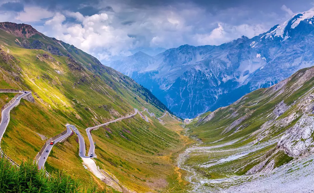 Stelvio Pass Italy Ĉi tiu trako estas konsiderata la plej malfacila en la tuta Italio. 48 grimpadoj por ŝviti sur la plej potenca ĵipo, kaj duobligi la akrajn angulojn por rompiĝi kaj drivi.