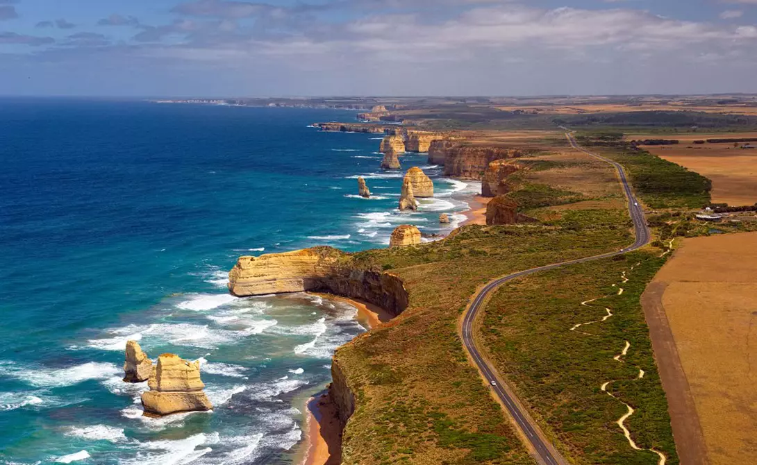 Great Ocean Road Australia Great Ocean Road de Aŭstralio estas konsiderata unu el la plej pitoreskaj marbordaj vojoj en la mondo. Vojaĝantoj trovos unuaklasajn surflokojn, ĉarmajn marbordajn urbojn, forlasitajn lumturojn kaj allogajn strandojn.