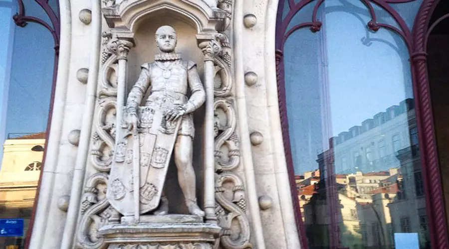 Standbeeld fan Sebastian I Lissabon It monumint foar de Portugeeske kening Sebastian I waard yn 1890 wer oprjochte. It stânbyld, lizzend by it treinstasjon Rossio, waard beskôge as ien fan 'e haadattraksjes fan' e stêd oant ien dronken toerist besleat in selfie mei te nimmen - hy klom op in sokkel en foel dermei.