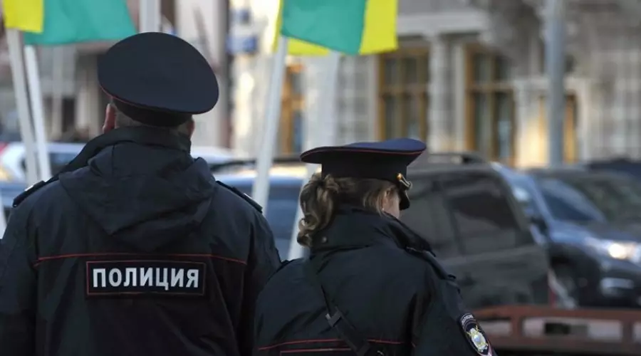 Peki cebimizde ne var, hangi gerekçeyle yurttaş yoldaş çavuş, ceplerimi kontrol etmek ister misin? Bir polis memuru, ancak kişinin ceplerinde gerçekten silah, mühimmat veya yasa dışı maddeler bulunduğuna dair ciddi bir şüphe varsa vücut araması yapabilir. Makalenin başlığını ezberleyin: Madde 16, Kısım 1, Art. Polis Kanununun 13, md. Rusya Federasyonu İdari Kanunu'nun 27.6'sı - aynen böyle diyor. "Peki, bir tür şüpheli misiniz" dışında anlaşılır bir cevap duyulmuyor mu? Reddetmek. Savcılığa şikayette bulunacağınızı söyleyin - her hakkınız var.