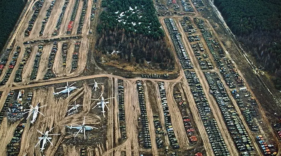 The Chernobyl Dump of Technology Sejumlah sumber daya yang tak terbayangkan mengambil bagian dalam penghapusan konsekuensi dari bencana tekno terburuk abad ke-20. Beberapa peralatan dikubur di tanah pemakaman, beberapa membentuk dasar sarkofagus. Dan sejumlah besar masih berdiri di pemukiman khusus di dekat desa Rassokha.