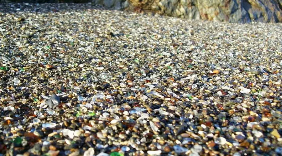 Pantai Glass Di pantai California Utara adalah salah satu pantai yang paling tidak biasa di dunia. Ia hampir seluruhnya ditutup dengan kepingan kaca berwarna dan disebut Sea Glass Beach. Sebenarnya, pada pertengahan abad ke-20, tempat pembuangan sampah dijumpai di kawasan pantai, yang diambil oleh penduduk tempatan dan dibakar. Segala-galanya terbakar, dan gelasnya hanya cair. Laut telah berubah menjadi pecah tajam menjadi halus, dan sekarang pantai dianggap sebagai tarikan tempatan.