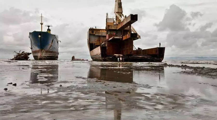 Ship Graveyard Í nágrenni Chittagong, næststærstu borgar í Bangladess, er ótrúleg kirkjugarður risaskipa. Staðreyndin er sú að endurvinnsla skipa kostar mikla peninga og því er miklu auðveldara fyrir eigendur að koma þeim hingað og skilja þá eftir í nótt. Heimamenn eru aðeins ánægðir - málmur er áreiðanlegur uppspretta tekna fyrir þá.