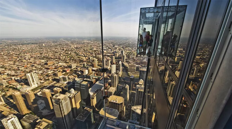 Skydeck Skydeck Deck Deck yana kan bene na 103 na bene mafi tsayi na biyu a Amurka. Kowane baranda gilashi huɗu na iya ɗaukar mutane biyar. Ra'ayin yana da ban mamaki sosai, amma da yawa ba sa kuskura su hau kan bene mai faɗi.