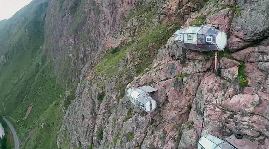 Otal din Skylodge ofaya daga cikin manyan tsaunukan Andes na Peru ya zama otal: akwai madafun iko guda uku da aka dakatar anan musamman ga waɗanda ke son matsanancin jin daɗi. Gilashin suna ba da ra'ayi mai ban mamaki na kwarin tsarkaka na Incas.