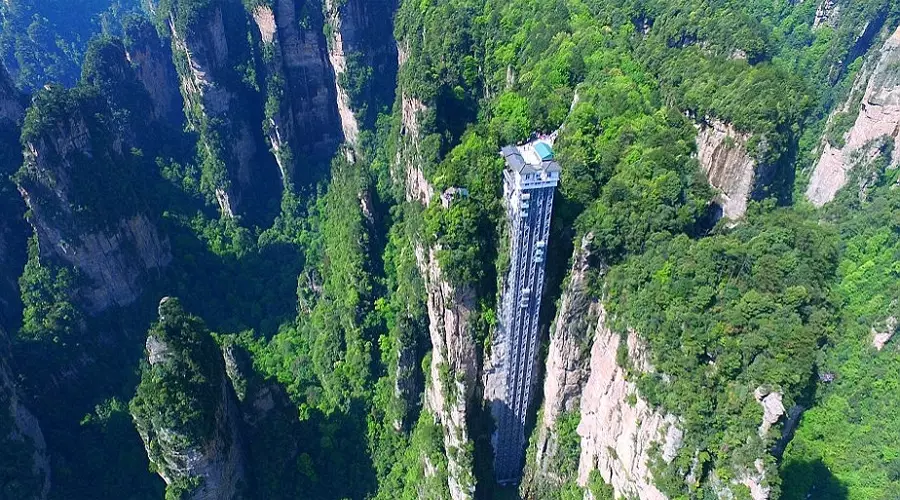 Hundred Dragons Elevator Tógann an t-ardaitheoir lasmuigh is airde agus is gasta ar domhan cuairteoirí ar airde trí chéad méadar. Tugann an cockpit léargas iontach ar fhairsinge na páirce náisiúnta - an ceann an-mhaith inar scannánaigh James Cameron a “Avatar”.