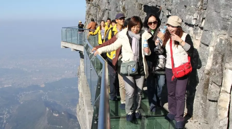 The Glass Path of Fear Turistas caminham por todo o caminho sobre o abismo, amontoados firmemente contra a rocha com medo. De repente, algo aconteceu com o piso de vidro, e os coitados simplesmente não terão para onde ir.