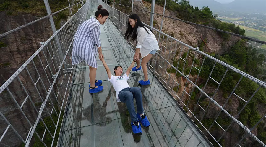 Jembatan Gantung Kaca Jembatan kaca terpanjang di dunia terletak di Taman Nasional Tianmenshen China. Jembatan itu menggantung di atas ngarai setinggi empat ratus meter.