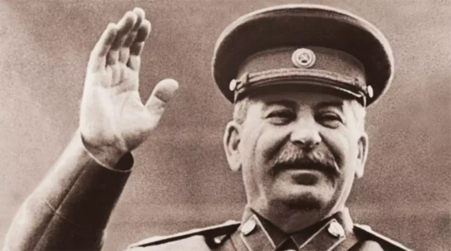 Beskerming fan Stalin Fansels waard de trainee earst fertroud om lytse notysjes te lêzen en allinich nachts op 'e loft. Mar op in dei moast Levitan op 'e radio in rapport fan fiif oeren lêze oer it 17th Party Congress. Stalin hearde it programma hielendal per ûngelok en wie sa ûnder de yndruk fan 'e klankfolle stim fan' e trainee dat hy bestelde him te beneamen as de wichtichste omropper. Levitan op dat stuit wie mar 19 jier âld.