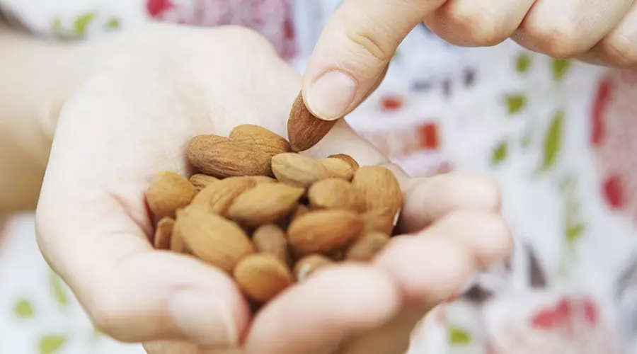 Suikervlakke beheer Lekkers (en vir baie is dit reeds 'n bekende kantoorhappie) veroorsaak dat die liggaam baie hormonale insulien produseer om suiker te verwerk. Insulienstygings verslyt die hormonale "plant" van die pankreas - daar kan niks goeds verwag word nie. Vesel vertraag die vloei van suiker in die bloedstroom, verminder die behoefte aan insulien en normaliseer die produksie daarvan.