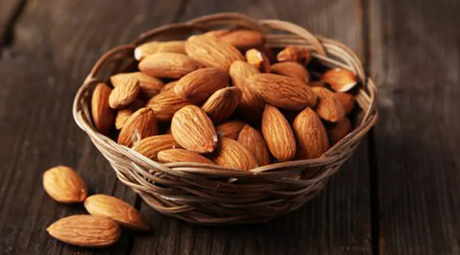 Gyada Akan Yunwa Raw almonds sune mafi kyawun tushen magnesium da alli. Waɗannan abubuwan suna dawo da ma'aunin acid-tushe kuma suna daidaita matakan sukari na jini.