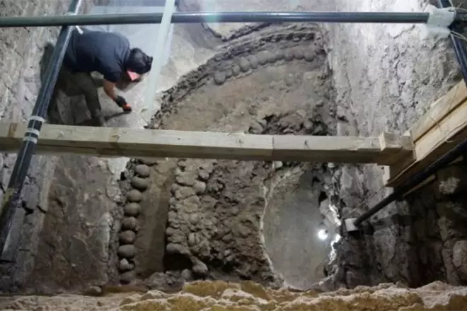 Archäologen haben versehentlich einen alten Tempel unter der Stadt gefunden