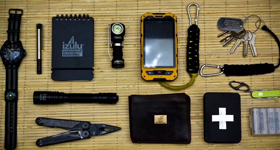 A konečně třetí fází kolekce je sada EDC (Everyday carry - předměty, které se používají denně). Toto je vaše pojistka proti „zákonu podlosti“, který lze formulovat následovně: pokud existuje možnost, že se může stát nějaký druh potíží, pak se to určitě stane. Patří sem kapesní nůž, baterka, víceúčelový nůž a cokoli dalšího, co můžete pohodlně nosit v kapsách. Zůstane to s vámi, i když ztratíte všechny ostatní věci.