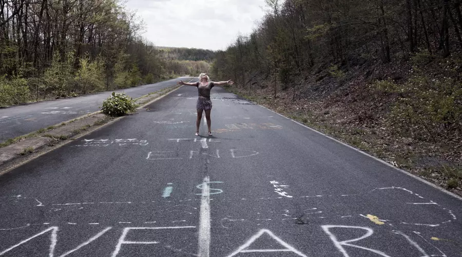 Vi lever som på en vulkan Men frem til 1979 visste innbyggerne i Centralia ikke engang om den sanne omfanget av brannene. Sannheten ble avslørt takket være den lokale eieren av bensinstasjonen: han sjekket drivstoffnivået i den underjordiske tanken med en peilepinne, som viste en uvanlig høy (78 grader Celsius) bensintemperatur. Den dagen ble innbyggerne i byen overrasket over å innse at de faktisk bodde på en vulkan.