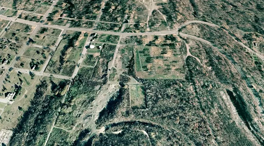 Ár laethanta Anois i Centralia níl ach seachtar fágtha. Cúpla bliain ó shin, scartáladh an chuid is mó d’fhoirgnimh na cathrach, agus anois níl ach móinéir ghlasa in áit tithe agus bóithre. De réir a chéile clúdaítear na tithe atá fágtha le dúchasaigh - anois tá cuma eiseamláireach ar an gcathair ar cé chomh tapa agus is féidir leis an bpláinéad rianta an chine daonna a scriosadh.