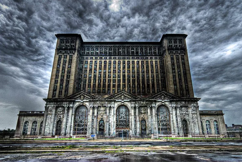 Central Station Michigan, Detroit Banegården kørte fra 1914 til 1988 og blev derefter lukket og omgivet af pigtråd. Du kan se objektet i beaux-art-stil i alle detaljer fra bygningens gårdhave.